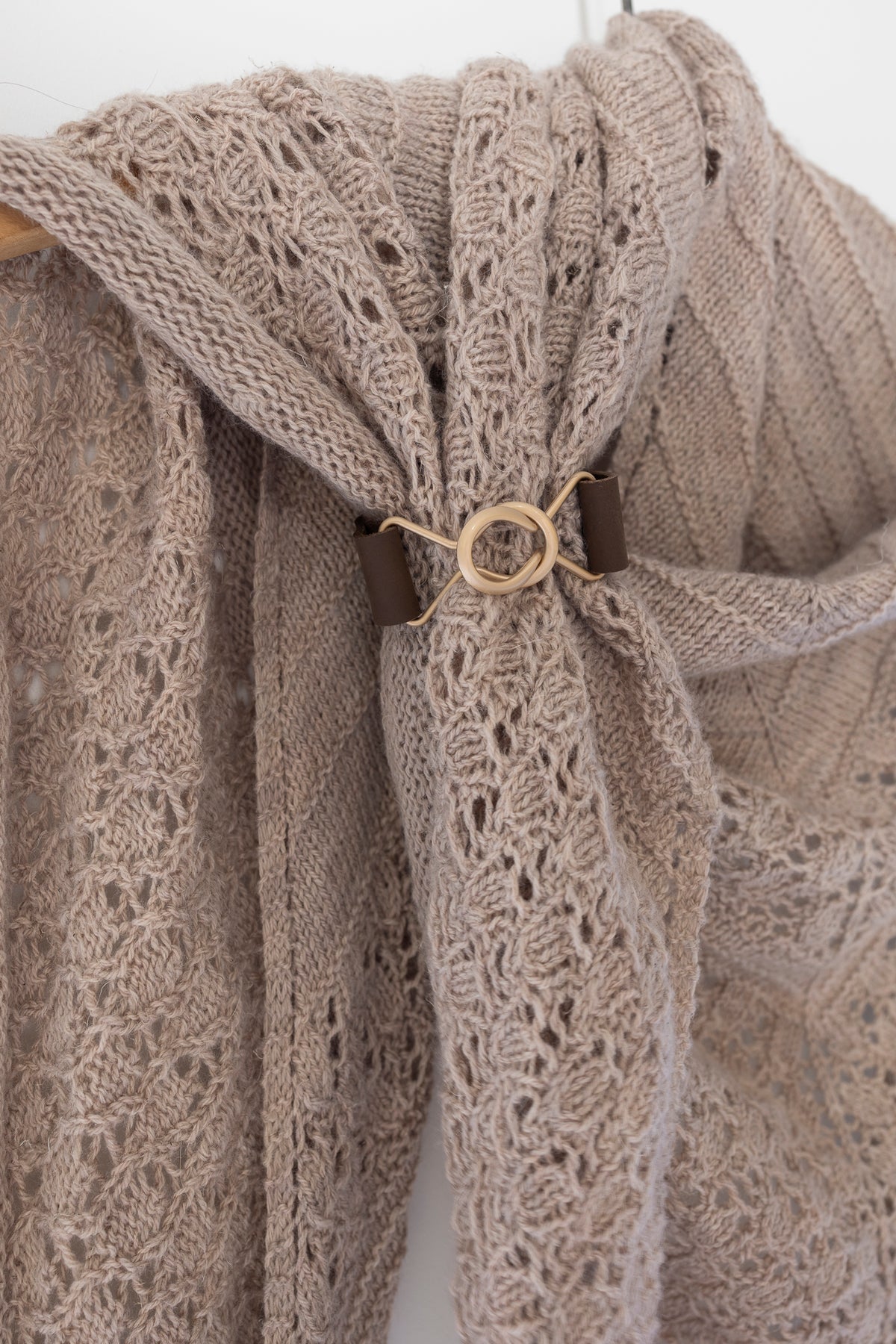 Attaches pour châle par Atelier Cin | Pure Laine etc.